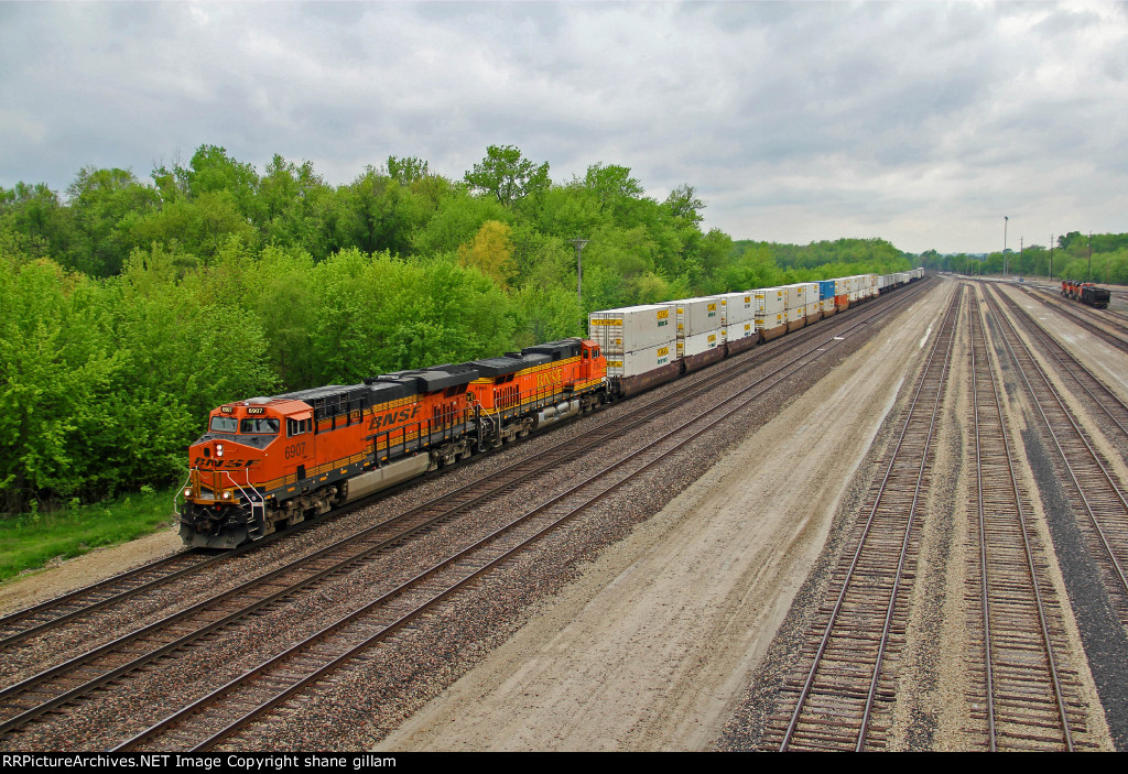 BNSF 6907 Hurries EB with a z train.
